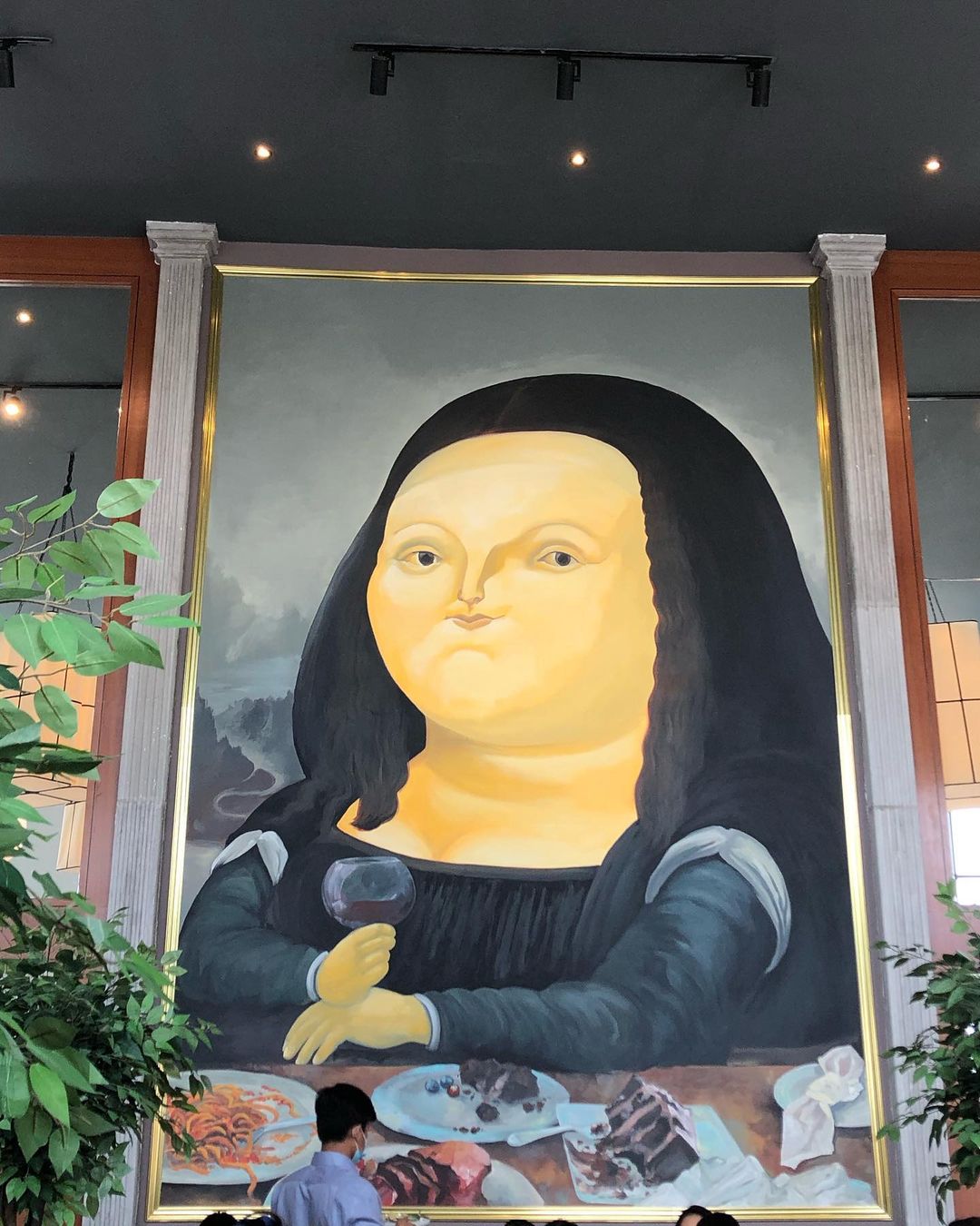 This Japanese Expat Made His Cafe Viral With An Obese Mona Lisa ...